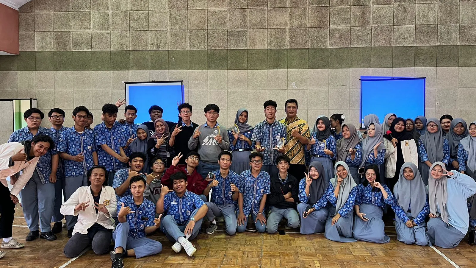 Penarikan Mahasiswa Stikosa AWS Program MBKM Asistensi Mengajar di Satuan Pendidikan SMK 1 Giki ...